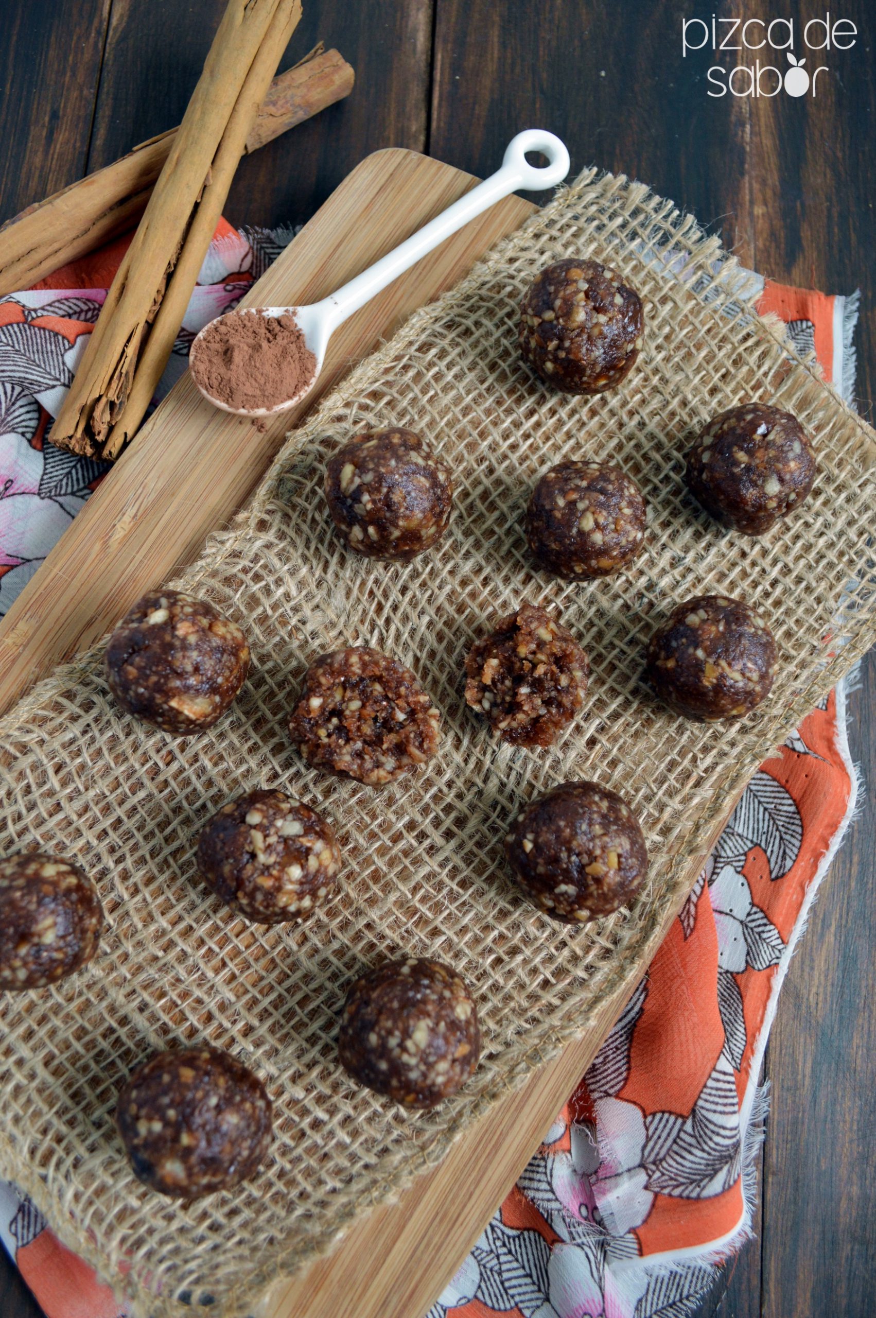 Bolitas de dátil, nuez y chocolate - Pizca de Sabor
